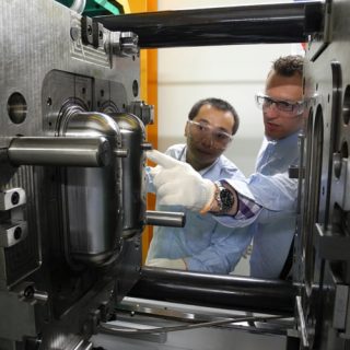 Optimizing the injection molding process by means of molding trials